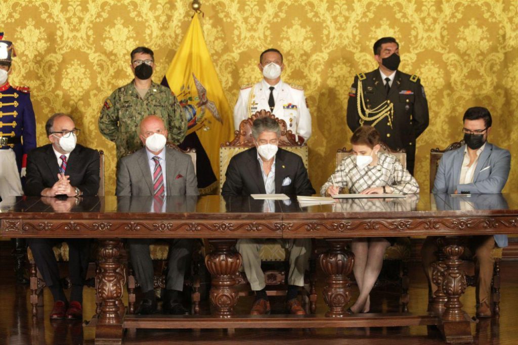 El presidente Lasso posesionó a Alexandra Vela como Ministra de ...